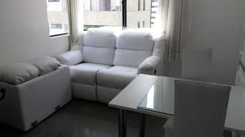 Apartamento, 2 quartos | Área de estar | TV LED 32 polegadas com canais a cabo, TV