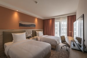 Quarto Twin, não fumadores | Cofre com capacidade para portátil, secretária, ferro/tábua de engomar