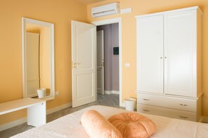 Frigobar, cofres nos quartos, escrivaninha