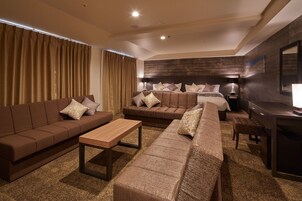 Secretária, ferro/tábua de engomar, Wi-fi grátis