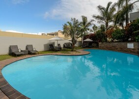 Piscina externa, guarda-sóis, espreguiçadeiras