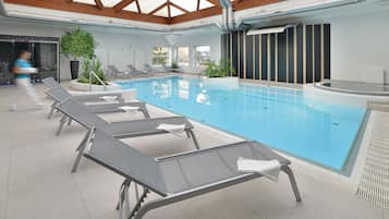 Piscina interna, funciona das 10h às 22h, espreguiçadeiras