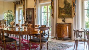 Vila, 5 quartos (Villa Bianca) | Área de estar | TV de tela plana