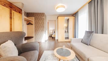 Dúplex Comfort, 2 quartos, vista para a montanha, junto ao jardim | Sala de estar | TV de ecrã plano