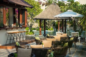 Bar junto à piscina