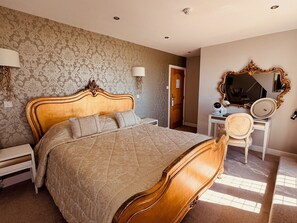 Suite with Terrace | Frigobar, cofres nos quartos, Wi-Fi de cortesia