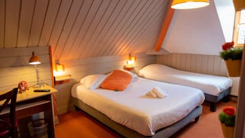 Quarto família | Individualmente decorados, individualmente mobiliados, escrivaninha
