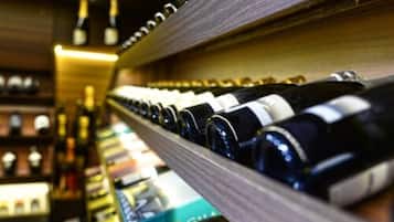 Uma adega com garrafas de vinho.