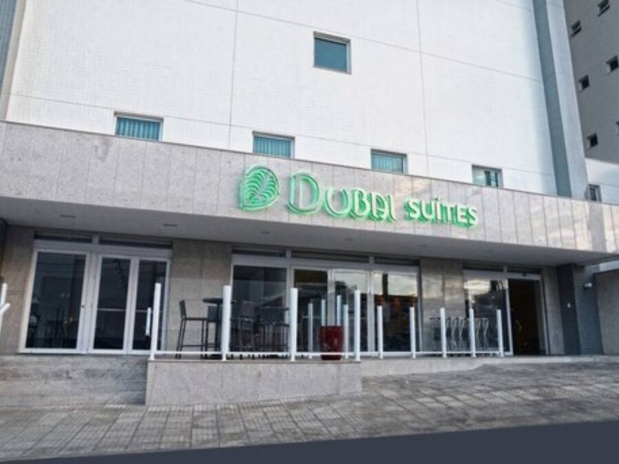 Um edifício com uma placa que diz "Dubai Suites".