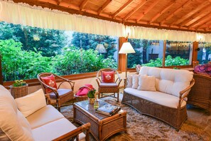 Televisor LED de 32 de polegadas com canais por cabo, televisor, livros 