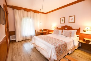 Quarto Duplo Deluxe, varanda | Minibar, cofre no quarto, cortinas/cortinados opacos 