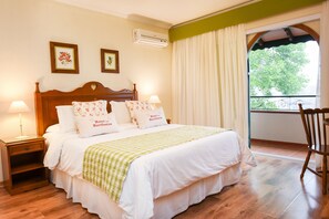 Quarto Duplo Deluxe, varanda, vista para o jardim | Minibar, cofre no quarto, cortinas/cortinados opacos 