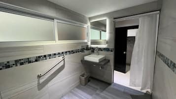 Estúdio, acessível | Casa de banho | Um polibã, artigos de higiene pessoal grátis, toalhas fornecidas