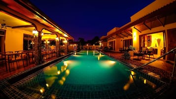 Piscina externa, guarda-sóis, espreguiçadeiras