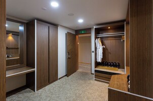 [Netflix-watching vacation] suite | Sala de estar | Televisor de ecrã plano de 32 polegadas com canais por cabo, televisor 