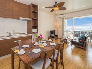 Apartamento em Condomínio Fechado, 3 quartos, não fumadores (Private Jacuzzi Villa) | Cozinha privada | Um frigorífico, um micro-ondas, uma placa de cozinha 