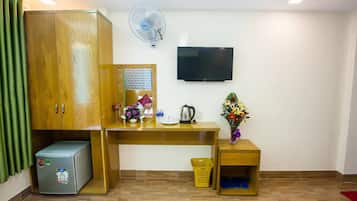 Frigobar, cofres nos quartos, escrivaninha, cortinas blackout