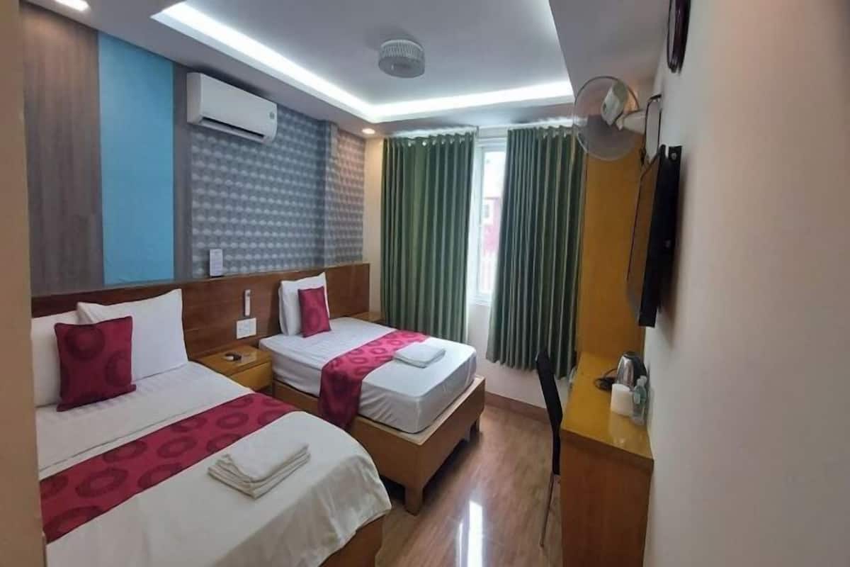 Minibar, cofre no quarto, secretária, cortinas/cortinados opacos