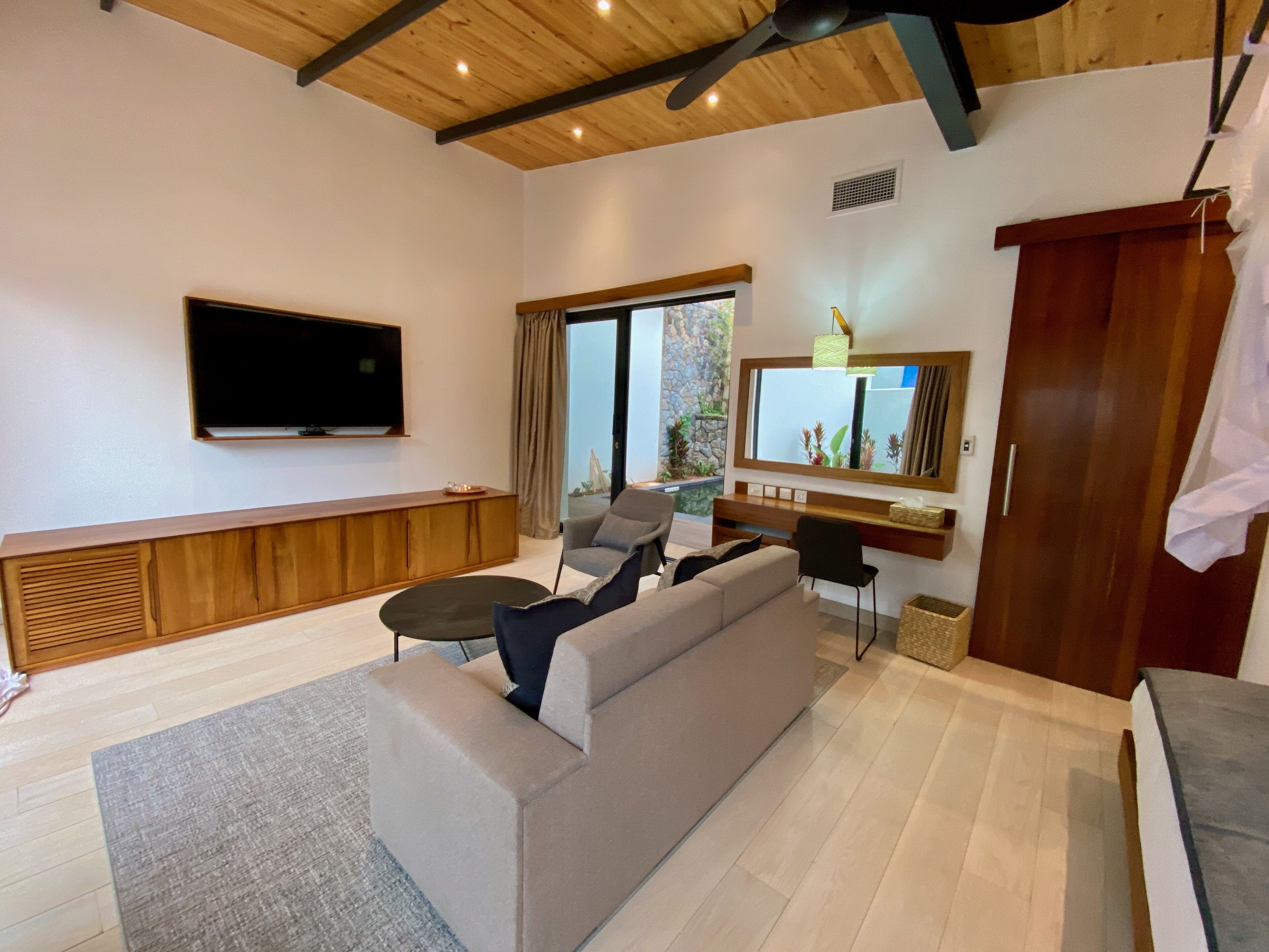 Quarto superluxo | Área de estar | TV LED 65 polegadas com canais via satélite, TV