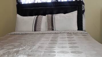 Quarto Duplo Standard, casa de banho privativa | Secretária, ferro/tábua de engomar, Wi-fi grátis