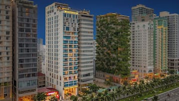 Fachada da propriedade à noite