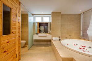 Cobertura presidencial, 2 quartos, sauna seca, no andar executivo | Banheira de hidromassagem particular