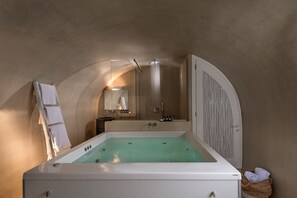 Senior Suite (Heated Outdoor Plunge Pool and Indoor Jacuzzi) | Banheira de hidromassagem