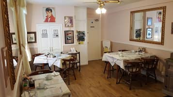 Café da manhã inglês grátis todos os dias