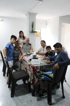 Café da manhã completo grátis todos os dias