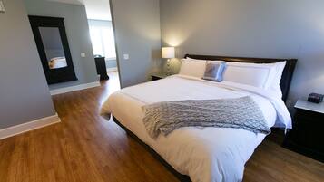 1 quarto, roupa de alta qualidade, secretária, ferro/tábua de engomar