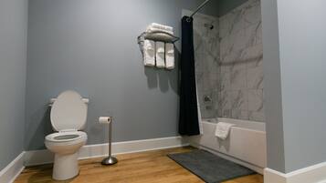 Uma combinação polibã/banheira, artigos de higiene pessoal grátis