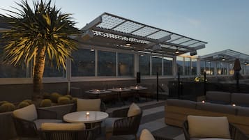 2 bares/lounges, este bar no lobby do hotel