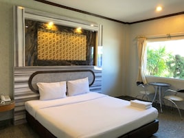 Quarto luxo | Escrivaninha, cortinas blackout, quartos à prova de som
