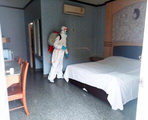 Escrivaninha, cortinas blackout, quartos à prova de som