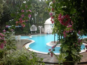 Piscina externa, espreguiçadeiras