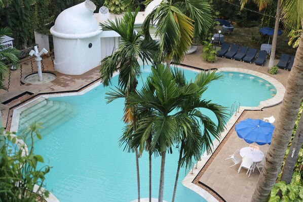 Piscina externa, espreguiçadeiras