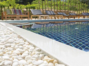 Piscina exterior, guarda-sóis, espreguiçadeiras 