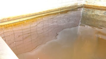 Um secador de cabelo, chinelos, um bidé, toalhas fornecidas