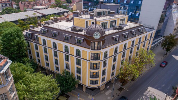 Edifício de vários andares com uma cúpula imponente e localização de esquina.