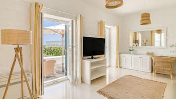 Apartment, 1 Bedroom, Garden View & Sea View (Naxos) | Sala de estar | TV plasma