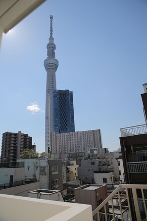 Paisagem urbana com uma torre imponente e vários edifícios.