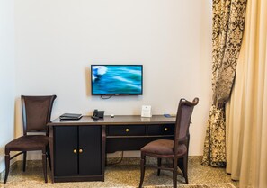 Minibar, cofre no quarto, secretária, ferro/tábua de engomar 