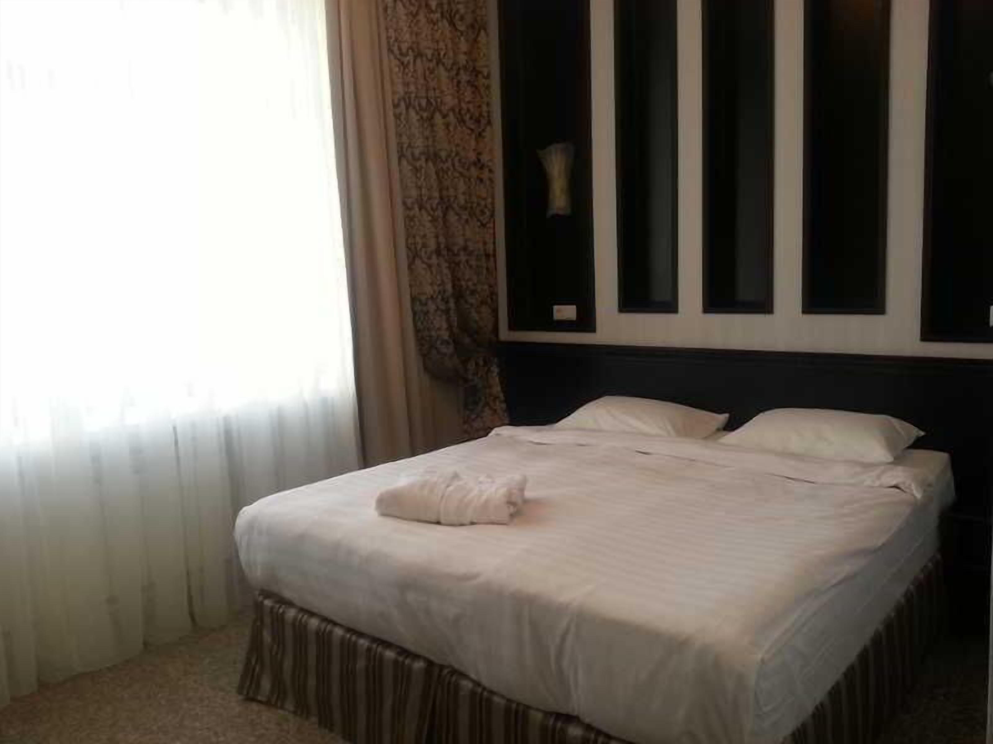 Minibar, cofre no quarto, secretária, ferro/tábua de engomar 