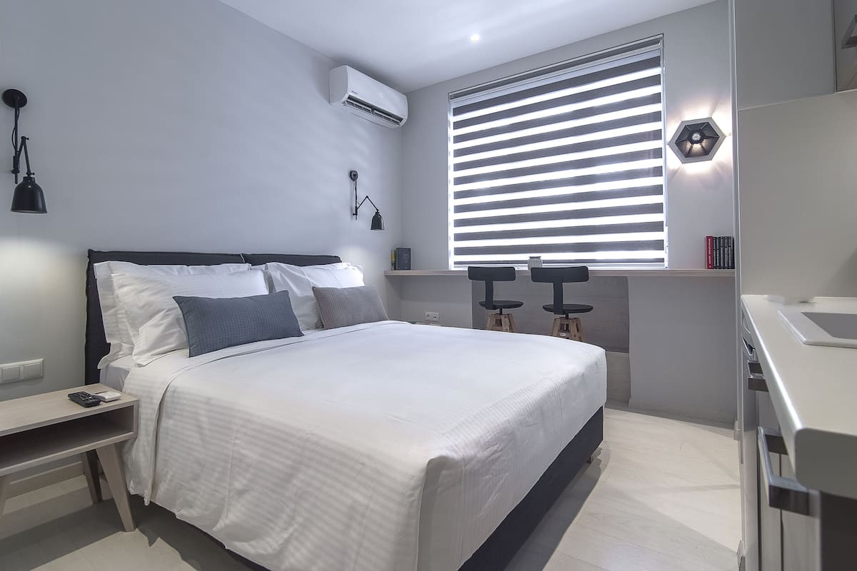 Quarto Duplo Económico | Cofre com capacidade para portátil, secretária, quartos insonorizados 