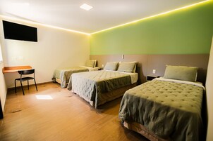 Quarto Quádruplo Deluxe | Minibar, cofre no quarto, secretária, quartos insonorizados