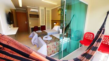 MASTER DUPLO TWIN COM VARANDA | Frigobar, cofres nos quartos, escrivaninha, cortinas blackout