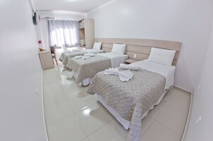 Frigobar, escrivaninha, quartos à prova de som