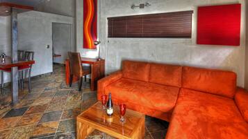 Apartamento standard, 1 quarto | Área de estar | TV de tela plana