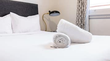 Quarto casal, 1 cama Queen, banheiro compartilhado | Comodidades do quarto