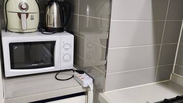 Quarto família | Cozinha privada | Cafeteira/chaleira, geladeira, micro-ondas, chaleira elétrica